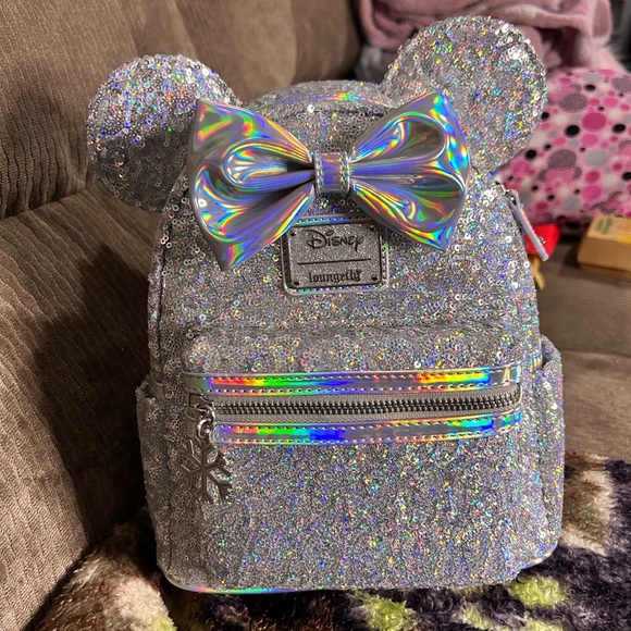 Loungefly | Bags | Nwt Minnie Mouse Sequin Silver Loungefly Backpack ...